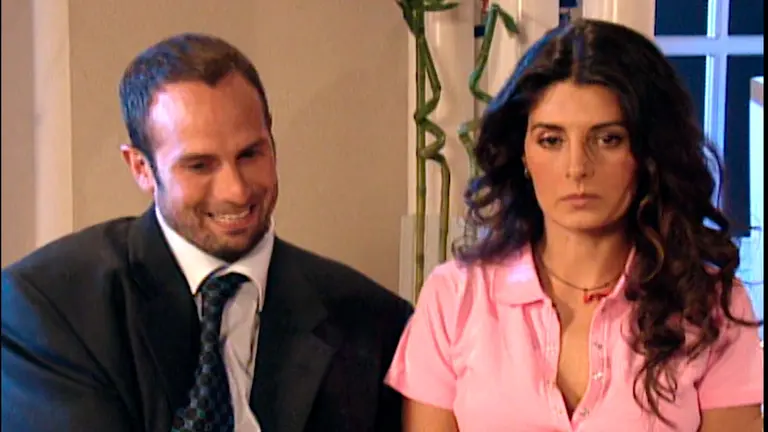 Vecinos Capítulo 2: Los papás de Silvia conocen a su nuevo "novio" | Distrito Comedia programas ...