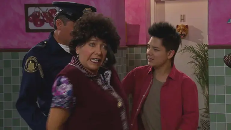 Doña Lucha se transforma en emo para ver al Chino y la arresta la ...