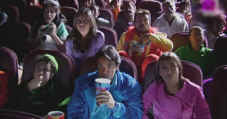 La Familia P.Luche va al cine y ¡hacen enojar a todos en la sala ...