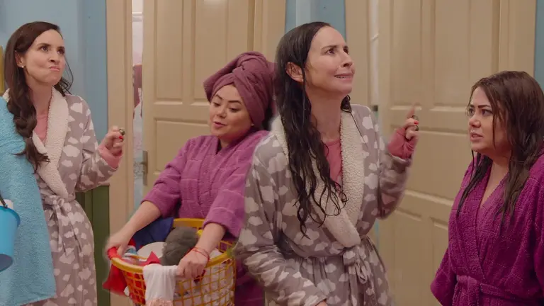 La Nena se enoja con Martina por apañar el baño, se desgreñan y rompen la tubería | Shows Videos ...