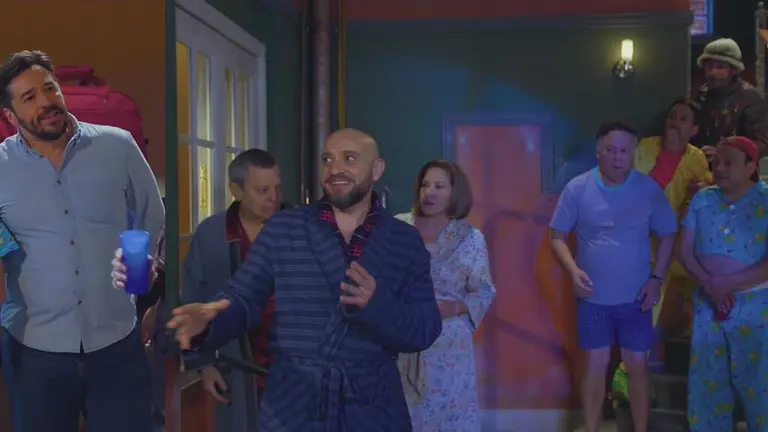 Los vecinos espían a los nuevos inquilinos y le echan la culpa a Luis ... Los vecinos espían a los nuevos inquilinos y le echan la culpa a Luis ...