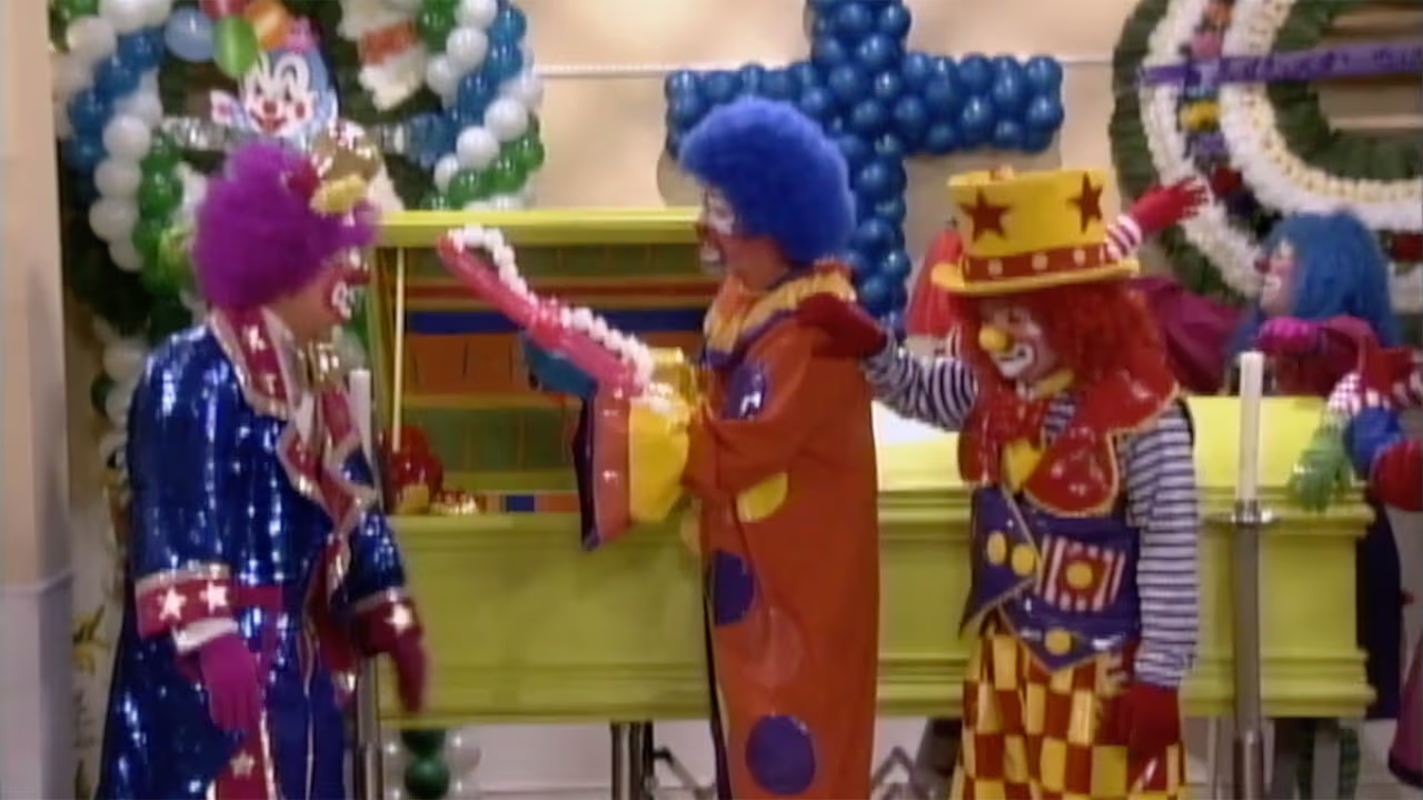 XHDRBZ: ¿Cómo es el funeral de un payaso | Shows Videos | Distrito Comedia